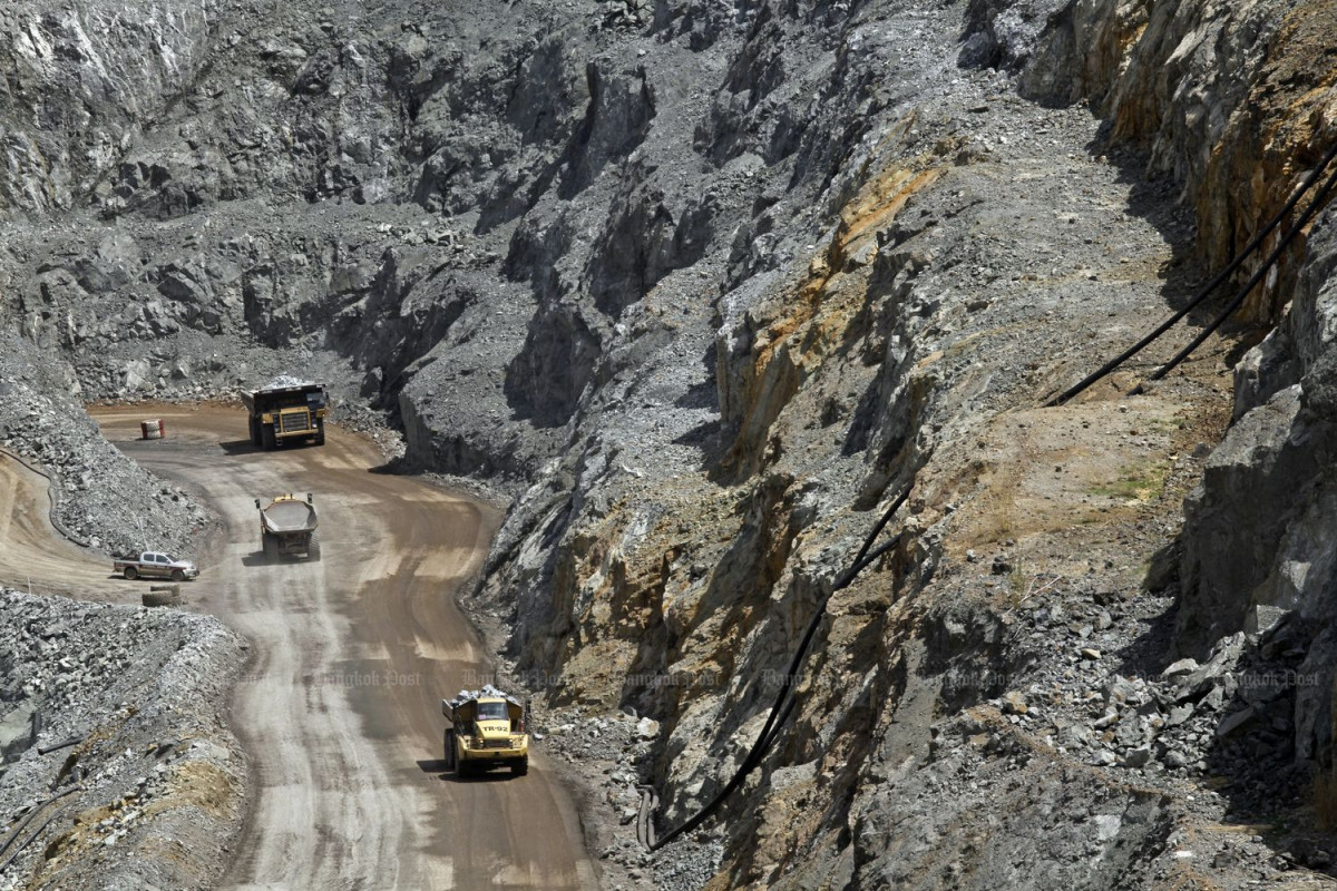 Bangkok Post - Prayut 'to take responsibility' for mine closure