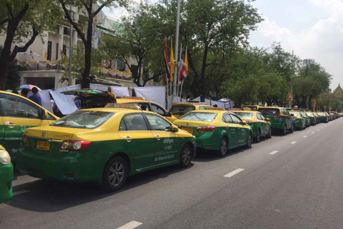Bangkok Post - Taxi drivers rally at ministry