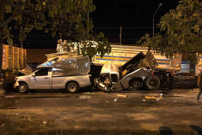 Bangkok Post - Fatal 8-vehicle pile-up at red light