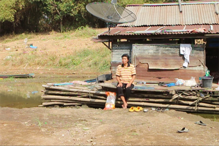 Bangkok Post - Raft people's lives parched by drought