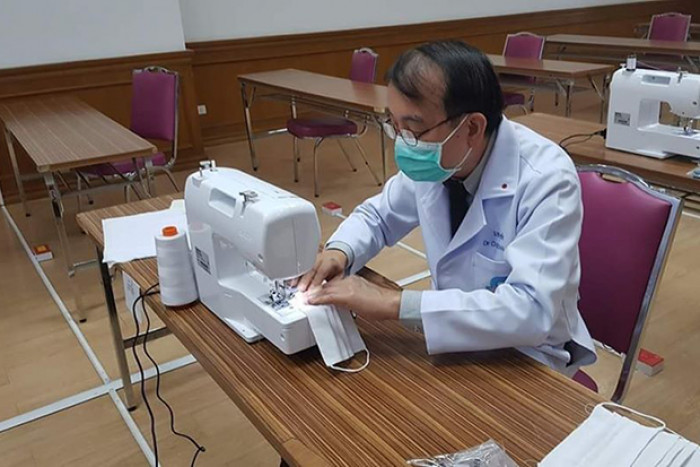 Bangkok Post - Doctor joins staff making face masks