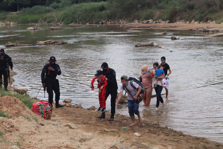 Bangkok Post - More Thais wade home across the river