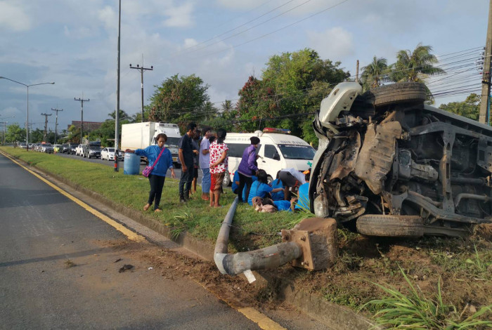 Bangkok Post - 12 hurt in crash after truck tyre bursts