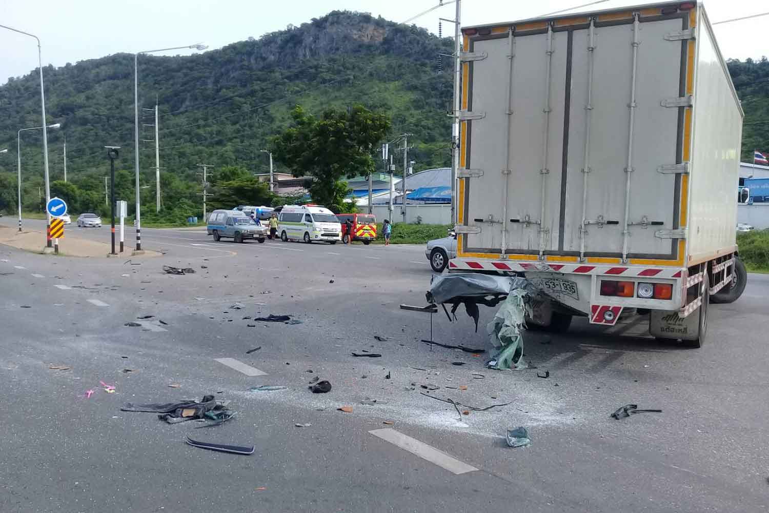 Bangkok Post - Lorry rear-ended, one killed, one injured