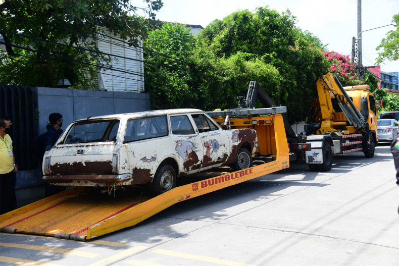 Bangkok Post - City Hall begins removing abandoned cars