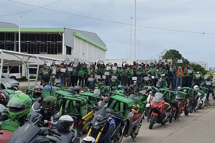 Bangkok Post - Grab riders rally in Pattaya