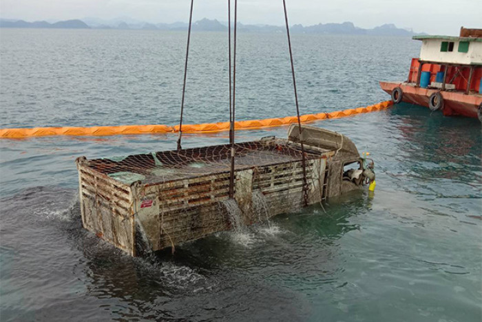 Bangkok Post - Sunken ferry to be raised this weekend