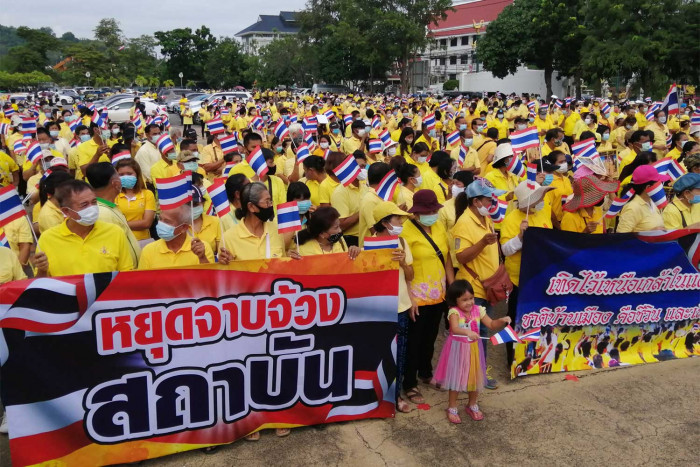 Bangkok Post - Yellow-clad people gather in Phetchaburi