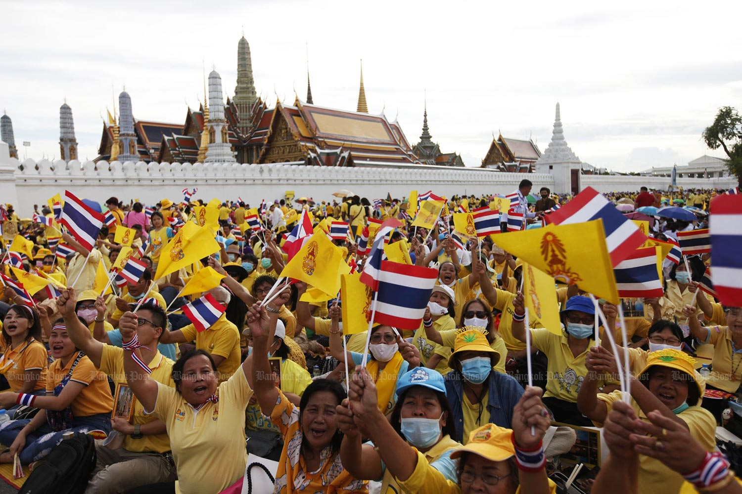 Bangkok Post - HM meets royalists at temple