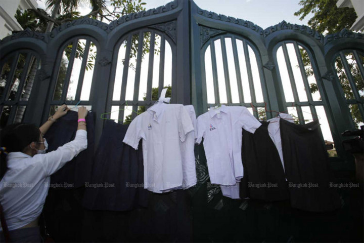 Bangkok Post - 'Bad Students' hang up uniforms at Education Ministry