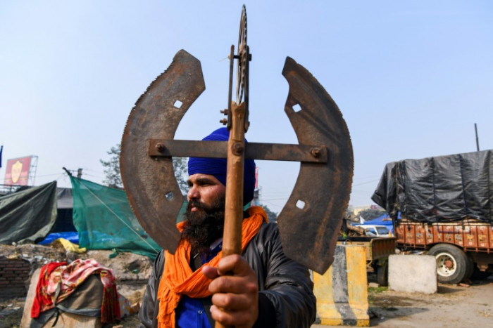 Bangkok Post - India's sword-wielding Sikh warriors guard protesting ...