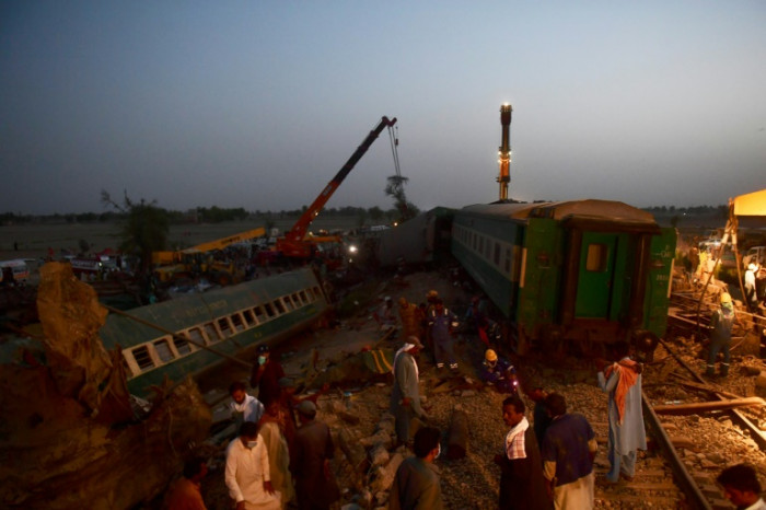 Bangkok Post - Toll rises from deadly Pakistan train crash as rescuers ...