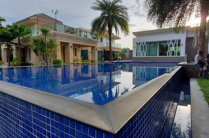 Bangkok Post - Police search luxury home of fugitive cop 'Jo Ferrari'