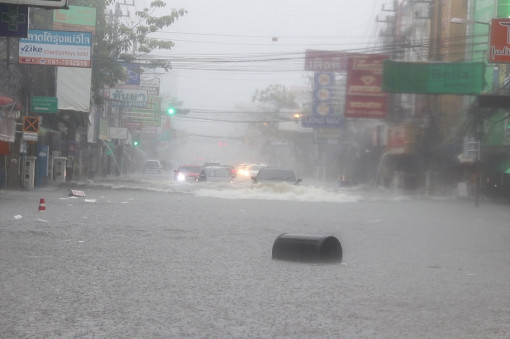Bangkok Post - Rain pounds Pattaya, floods roads, communities