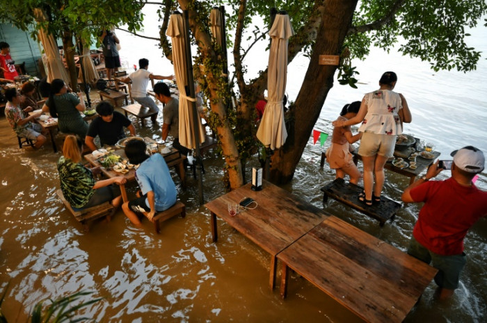 Bangkok Post - Diners whet their appetites at flood cafe