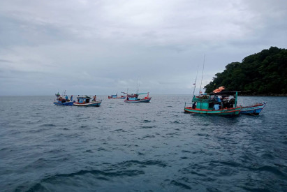 Three rescued after fishing boat sinks off Trat