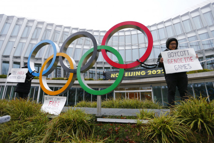 Bangkok Post - Protesters chain themselves to Olympic rings