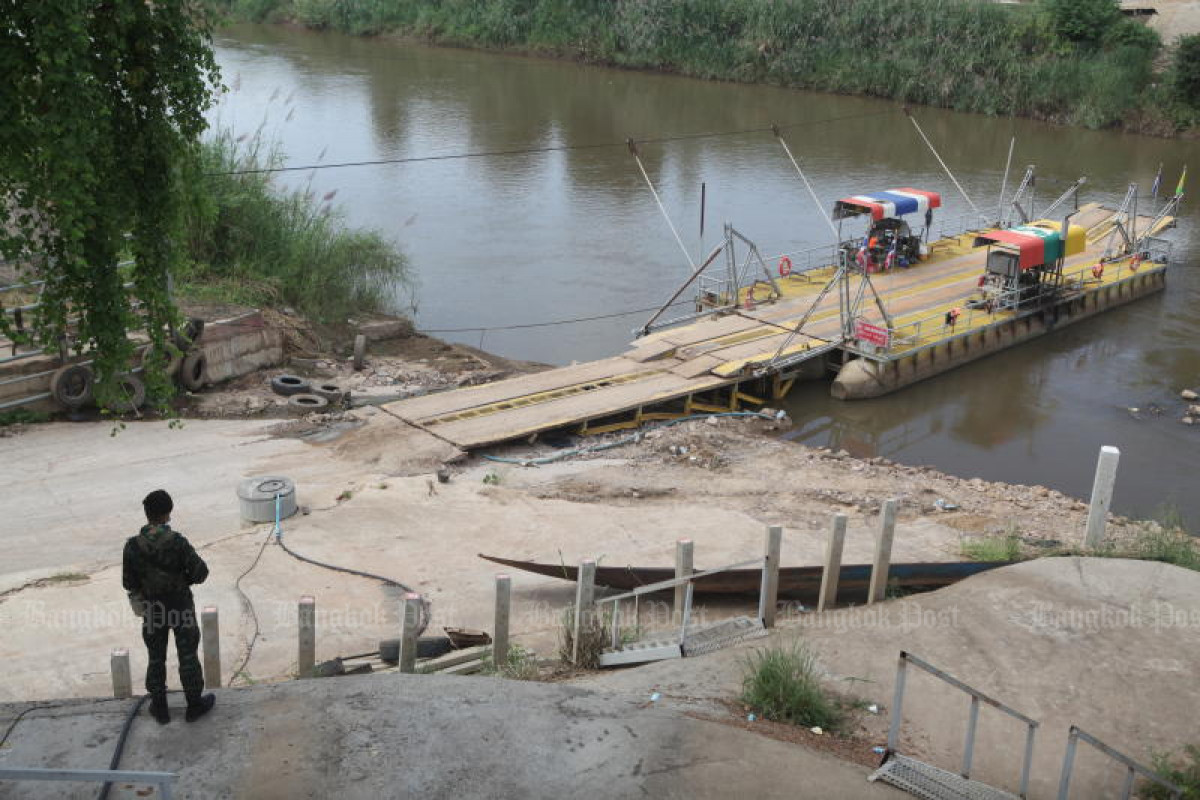 Bangkok Post - Tak cops hawk stay in country cards