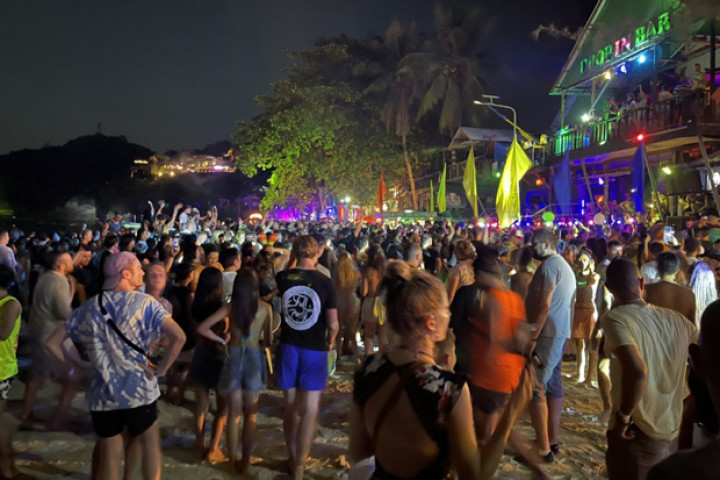 Bangkok Post - Full Moon Party draws over 10,000 revellers in Phangan