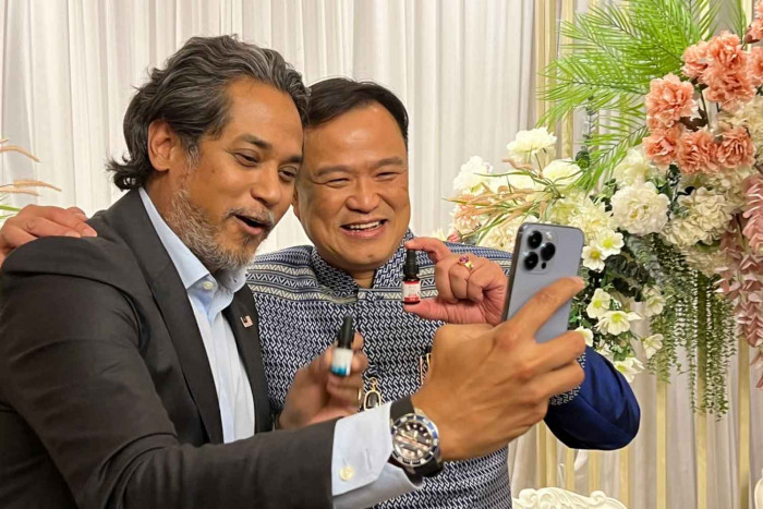 Bangkok Post - Ministers tour ganja plantation