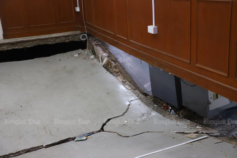 Bangkok Post - Huamark police station 'safe' despite floor collapsing