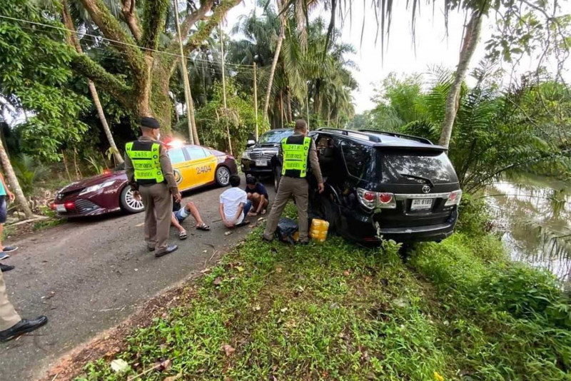Bangkok Post - 3 drug couriers caught with 2m speed pills after car chase