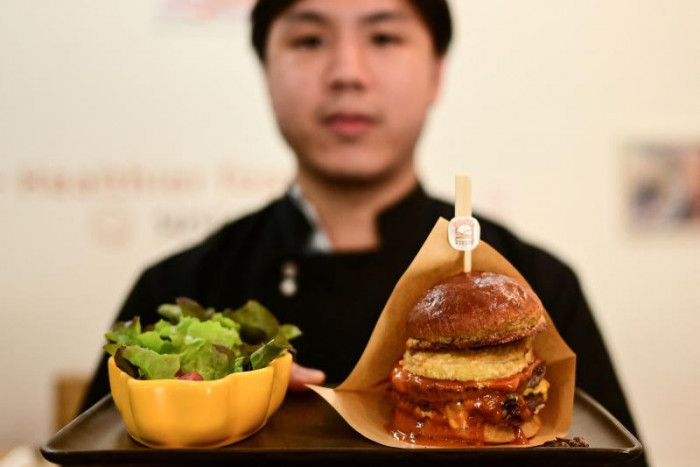 Bangkok Post - Bangkok pop-up wins fans with crunchless cricket burgers
