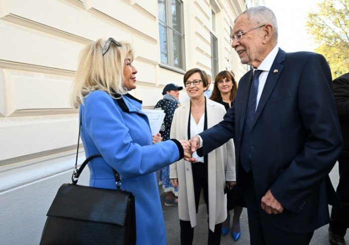 Bangkok Post - Austrian president re-elected on promises of stability