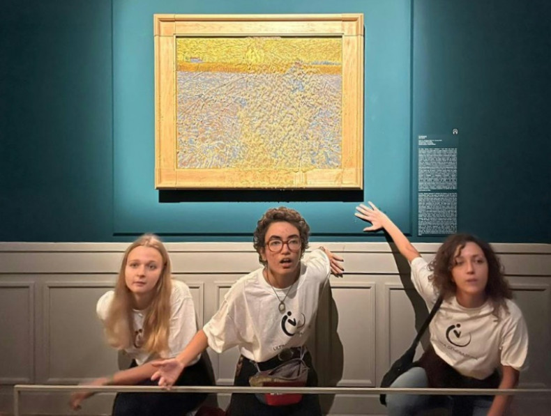 Bangkok Post - Climate activists hurl pea soup on Van Gogh in Rome