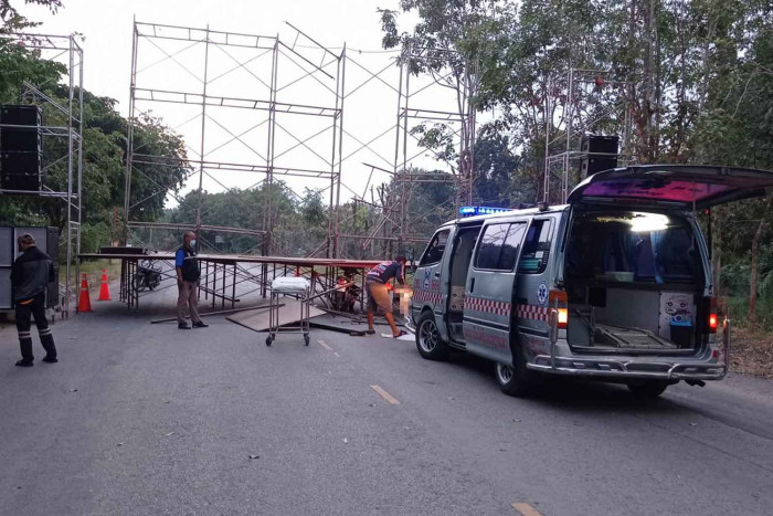 Bangkok Post - Motorcyclist killed, hit concert platform blocking road