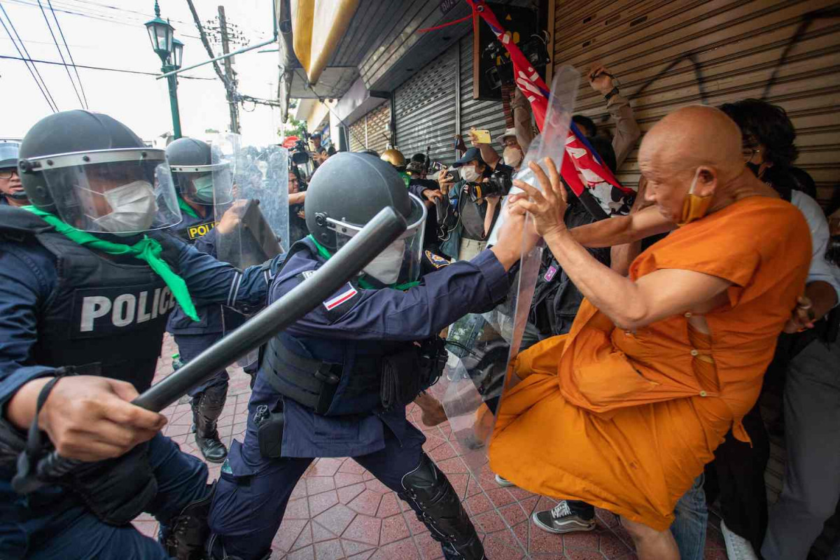 Bangkok Post - Police fire rubber bullets at protesters