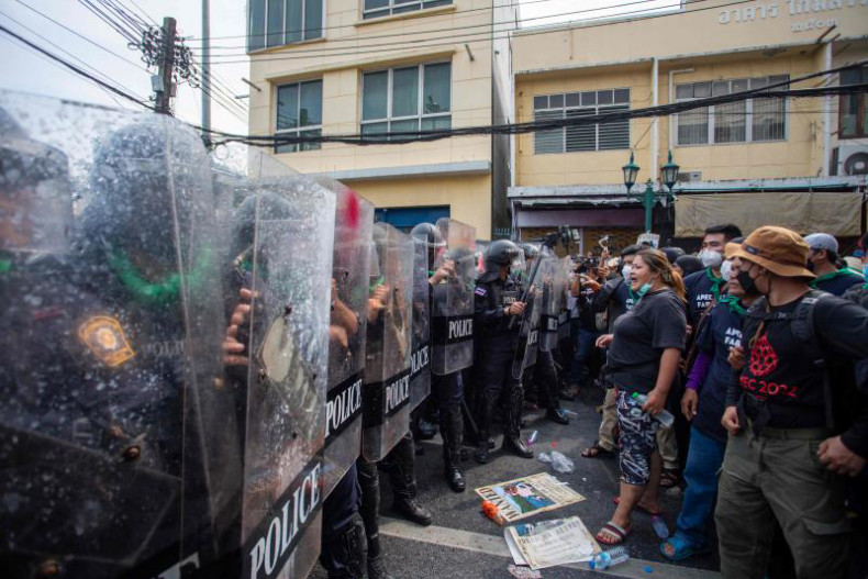 Bangkok Post - Cops to probe assault on journalists at Apec protest