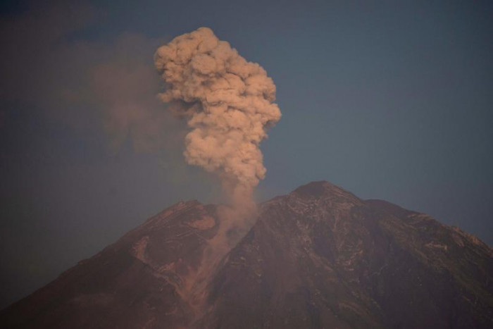 Bangkok Post - Thousands on alert in Indonesia's Java after Mt Semeru ...