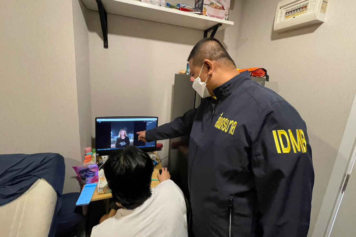 Bangkok Post - 4 held as cops close down investor scam