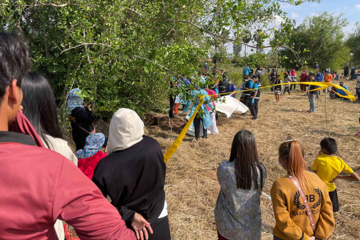 Bangkok Post - Body found partly buried in paddy field