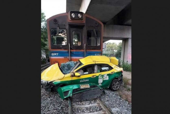 Bangkok Post - Taxi hit by train at crossing, cabbie killed
