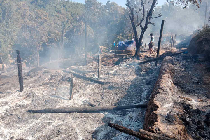 Bangkok Post - Fire destroys homes at refugee camp