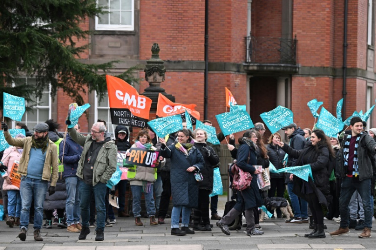 Bangkok Post - Half a million strike in UK's largest walkout in 12 years