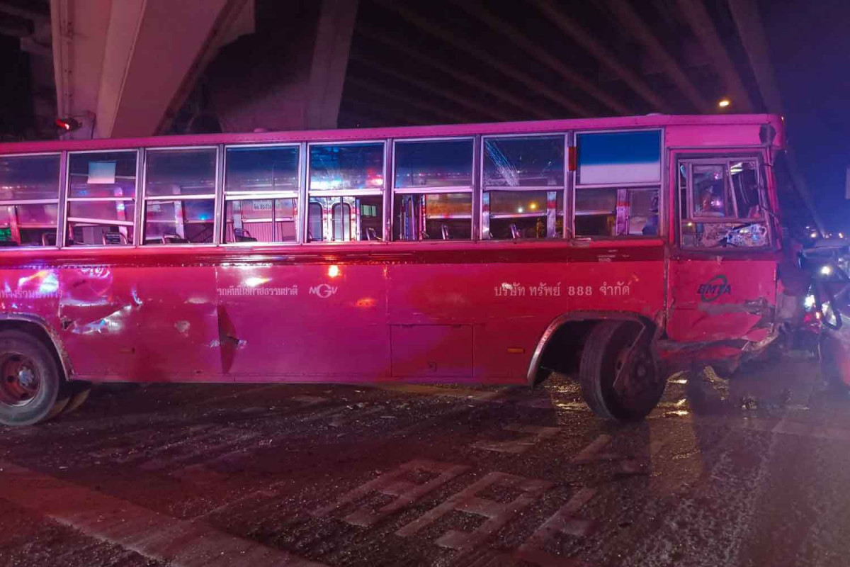Bangkok Post - Notorious route 8 bus crashes, injures 14
