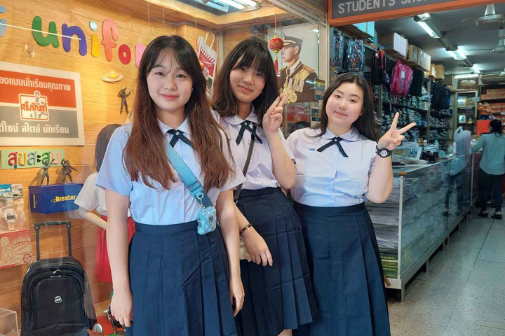 Bangkok Post - Authorities relent on tourists' school uni craze