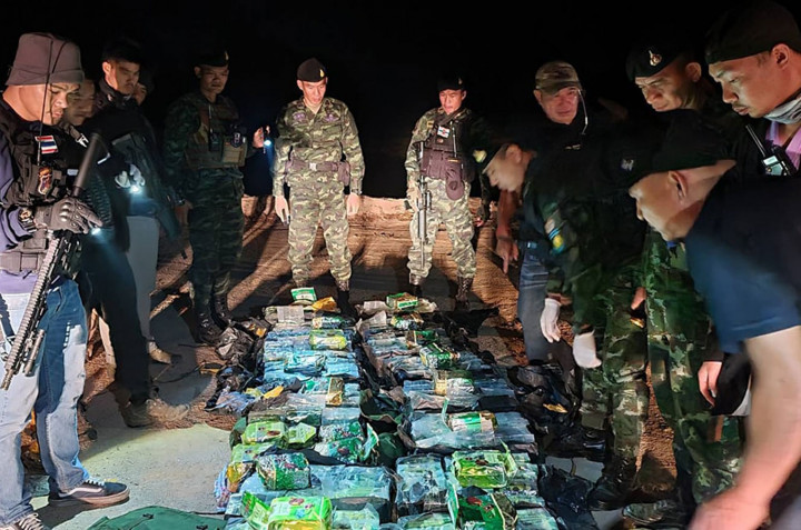 Bangkok Post - Fleeing smugglers caught, 281kg crystal meth seized