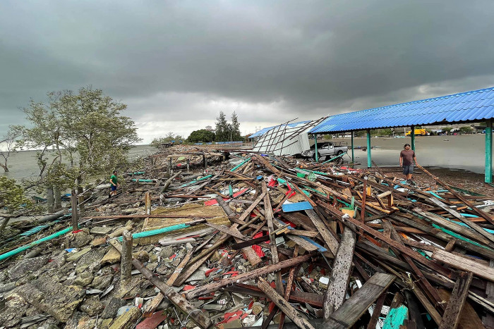Bangkok Post - Boats capsize as storms wreak havoc