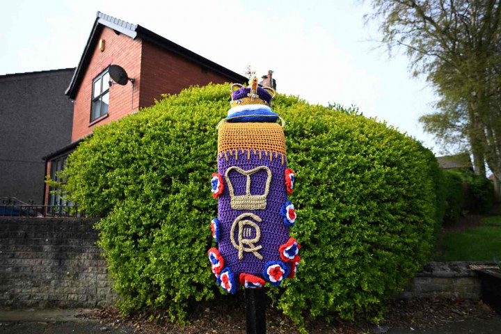 Bangkok Post - UK ‘yarnbombers’ crochet for the coronation