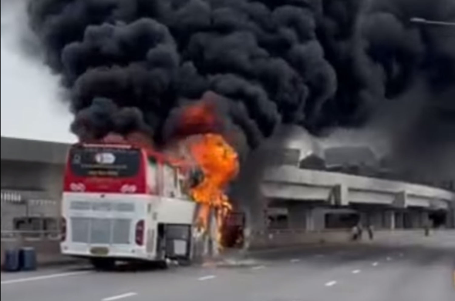 Bangkok Post - Tourists flee burning bus on expressway