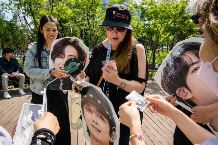Bangkok Post - BTS fans pack Seoul park for 10th anniversary