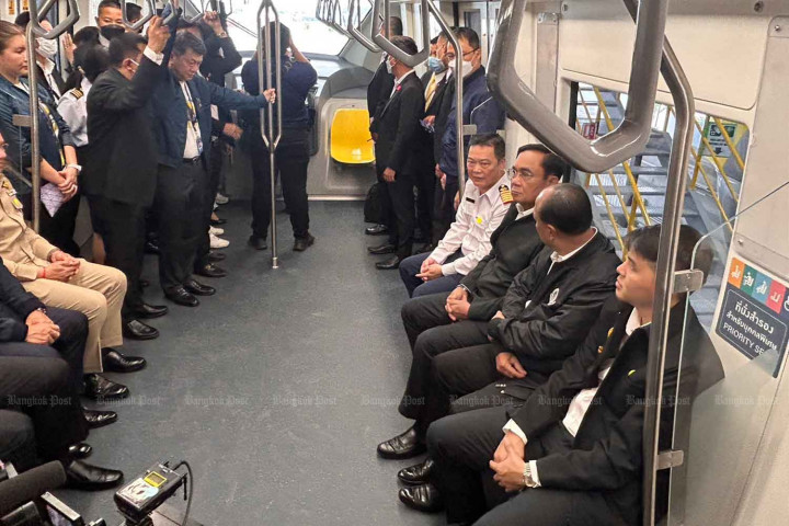 Bangkok Post - Prayut tries out Bangkok's new monorail
