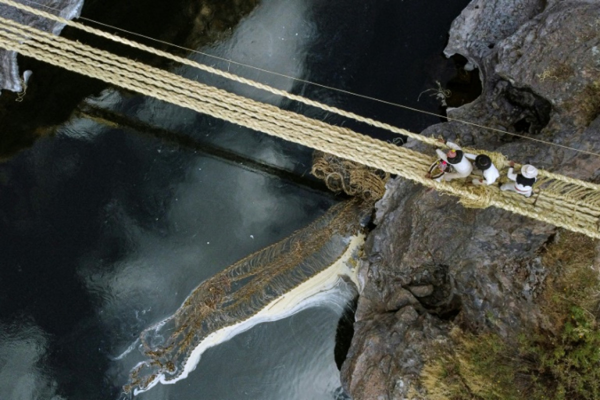 Bangkok Post - Gravity-defying: revamping an Inca rope suspension bridge