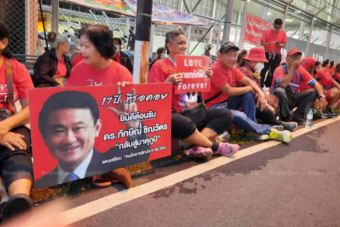Bangkok Post - Many supporters wait for Thaksin