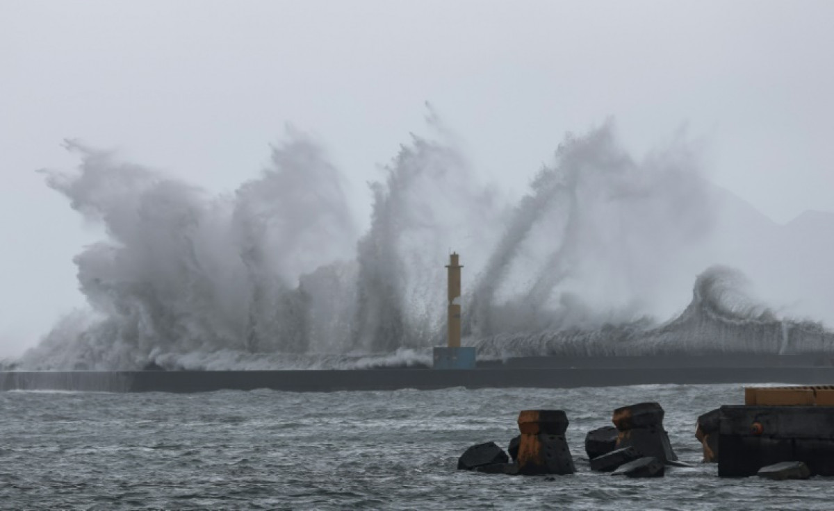 Bangkok Post - Thousands evacuated as Typhoon Haikui heads for Taiwan