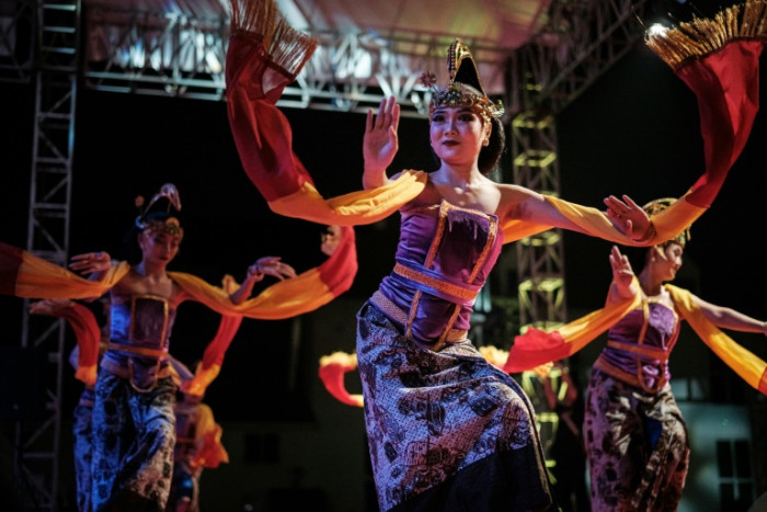 Bangkok Post - Indonesian dancers keep the beat for ancient drag tradition